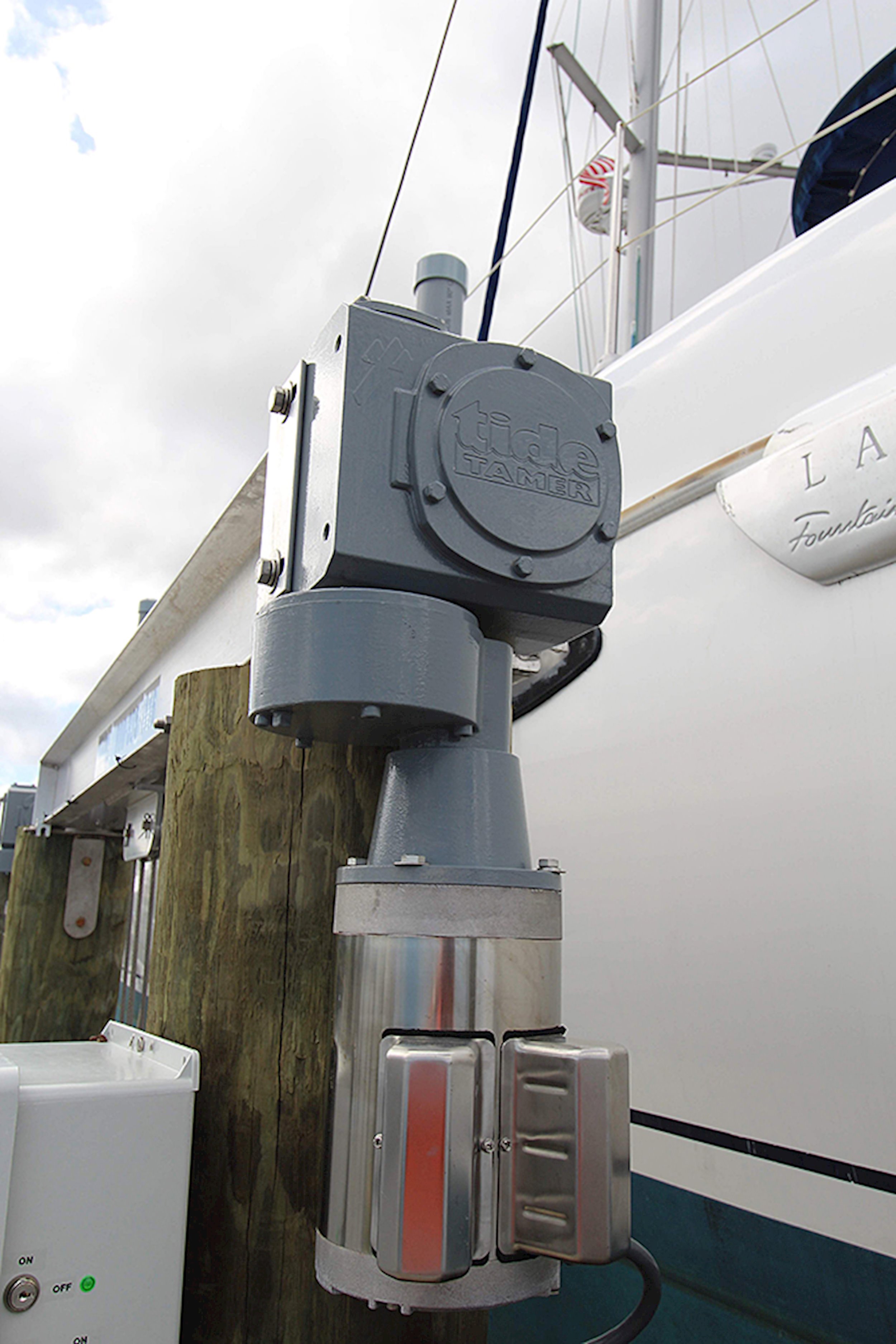 Shop Eight Piling Motorized Boat Lifts: The Ultimate Boat Lift for ...